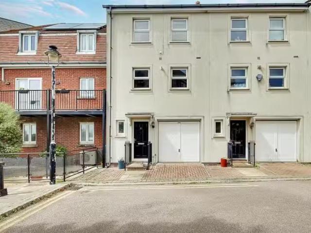 4 bedroom end of terrace house for rent in Surrey Street, Litt.