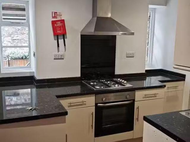 4 bedroom end of terrace house for rent in Portland Street – R.