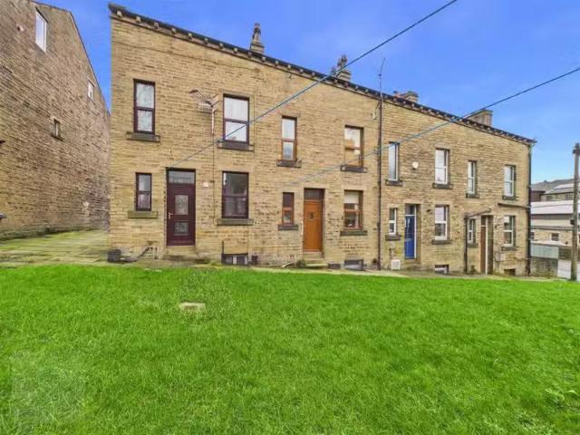 4 bedroom end of terrace house for rent in Park Street, Hawort.