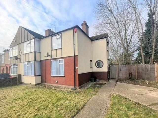 4 bedroom end of terrace house for rent in Parkfield Avenue Hillingdon UB10