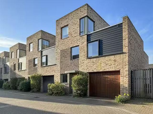 4 bedroom end of terrace house for rent in Royal Way, Trumping.