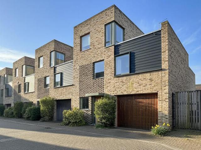 4 bedroom end of terrace house for rent in Royal Way, Trumpington, CB2