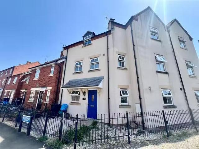 4 bedroom end of terrace house for rent in Woodvale Kingsway.
