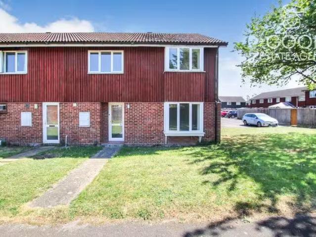 4 bedroom end of terrace house for rent in Waterloo Close, New.