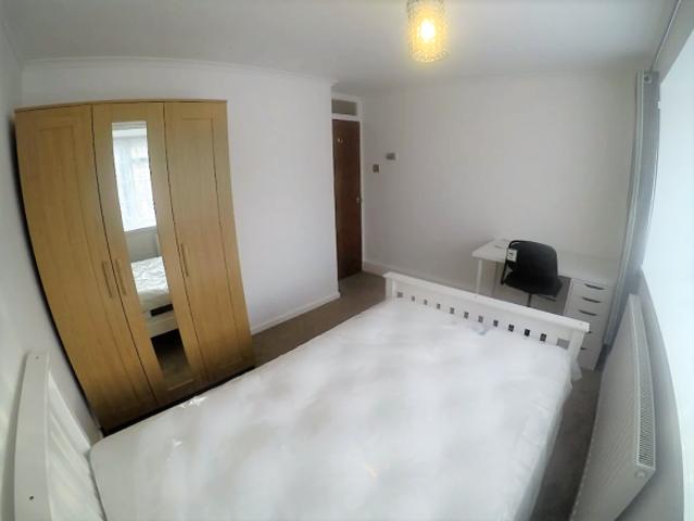4 bedroom end of terrace house for rent in Waldale Drive, Leicester, LE2 2AR, LE2