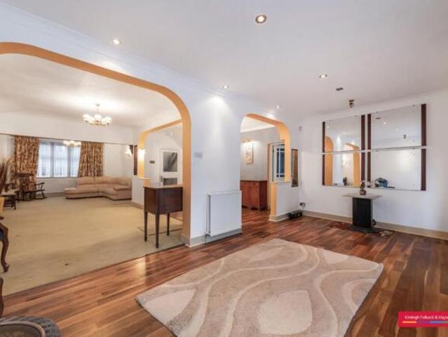 4 bedroom end of terrace house for rent in Walmington Fold, Finchley, London, N12