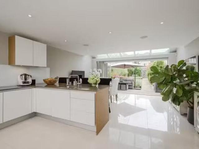 4 bedroom end of terrace house for rent in Thomas More Gardens.