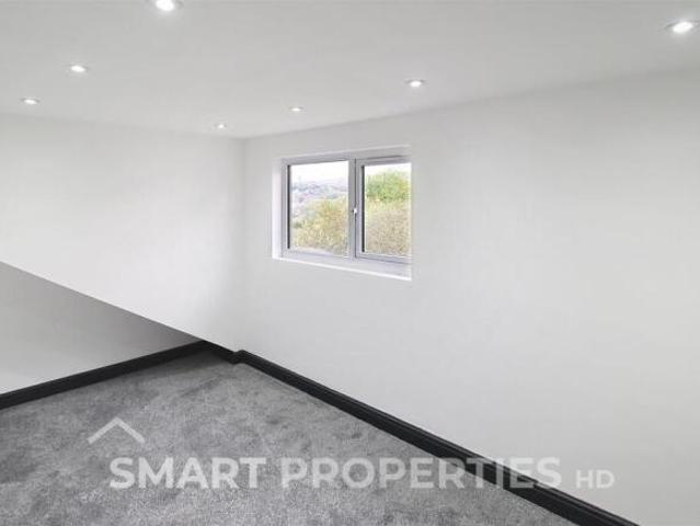 4 bedroom end of terrace house for rent in Thornfield Avenue, Huddersfield, HD4