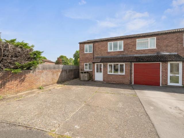 4 bedroom end of terrace house for sale