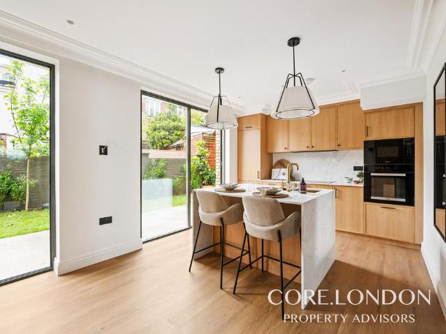 4 bedroom end of terrace house for sale