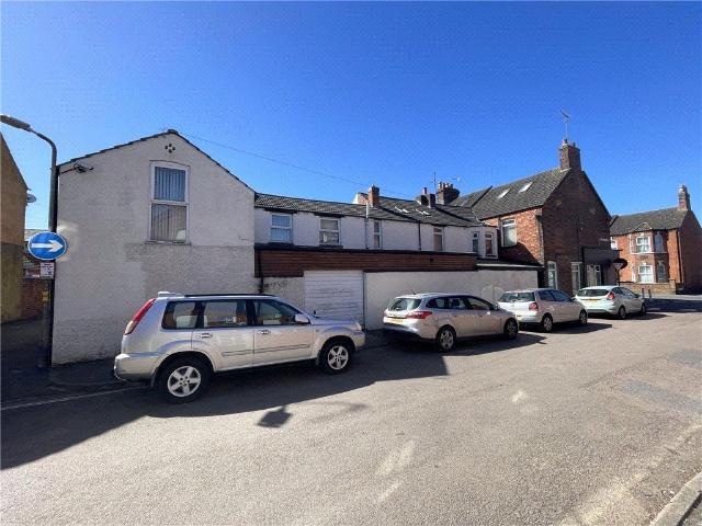 4 bedroom end of terrace house for sale