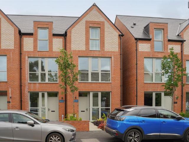 4 bedroom end of terrace house for sale
