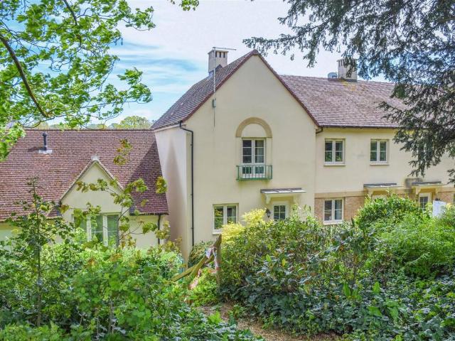 4 bedroom end of terrace house for sale