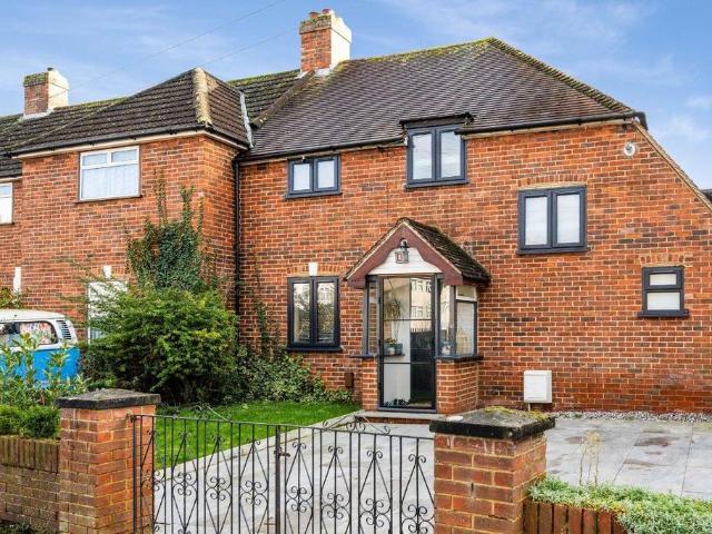 4 bedroom end of terrace house for sale