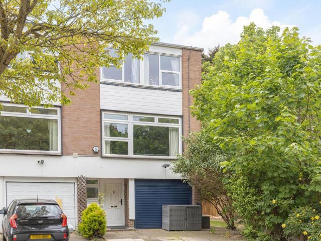 4 bedroom end of terrace house for sale