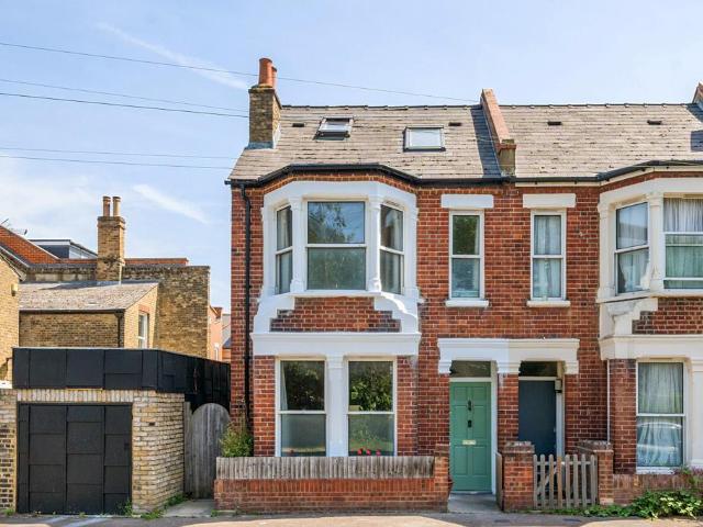 4 bedroom end of terrace house for sale