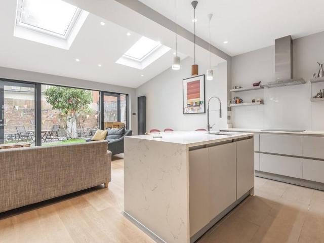 4 bedroom end of terrace house for sale