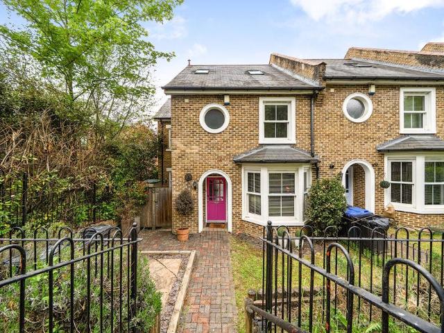 4 bedroom end of terrace house for sale
