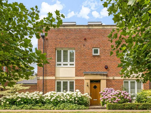 4 bedroom end of terrace house for sale