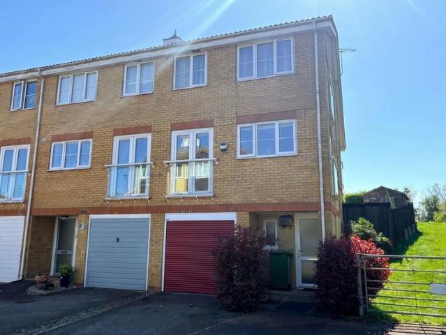 4 bedroom end of terrace house for sale