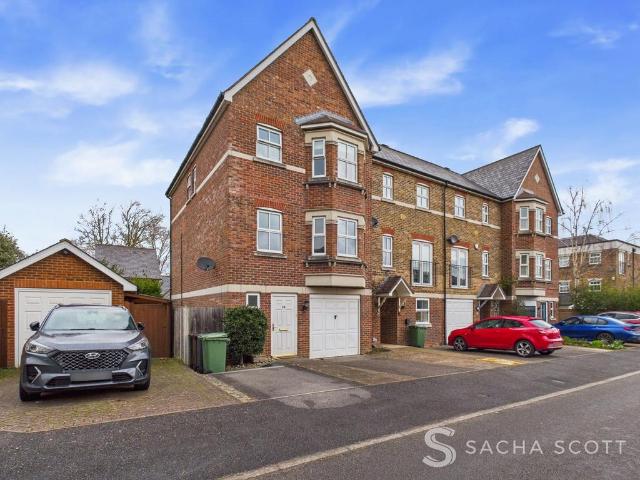 4 bedroom end of terrace house for sale