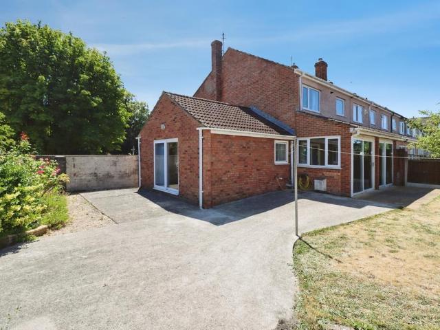 4 bedroom end of terrace house for sale