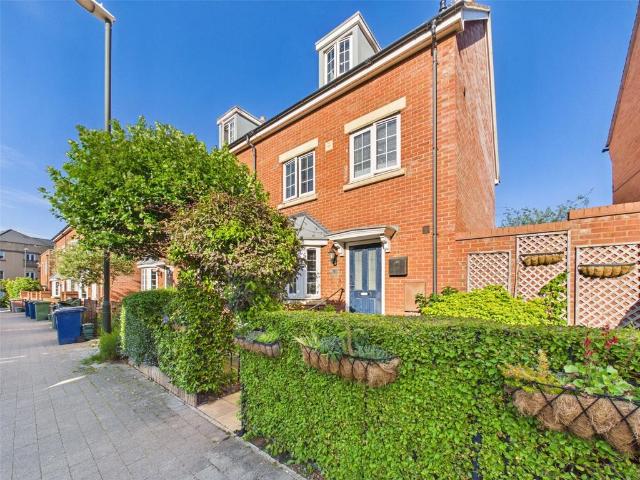 4 bedroom end of terrace house for sale