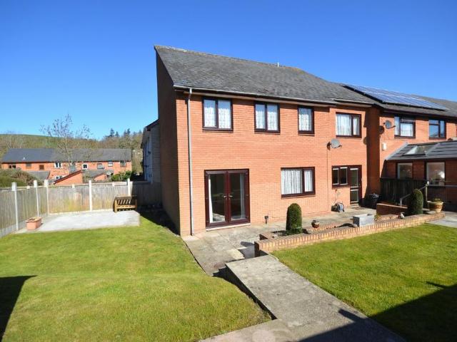 4 bedroom end of terrace house for sale