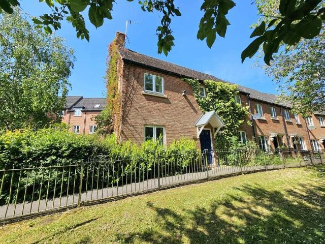 4 bedroom end of terrace house for sale