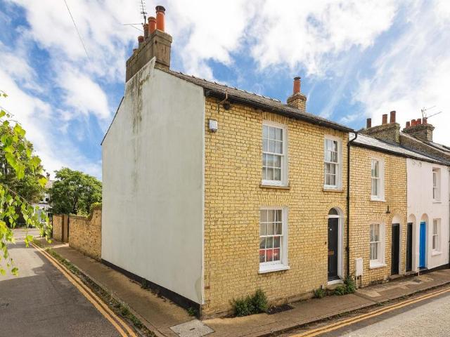 4 bedroom end of terrace house for sale