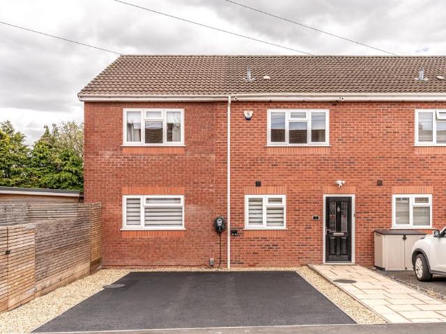 4 bedroom end of terrace house for sale