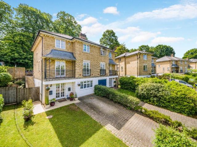 4 bedroom end of terrace house for sale