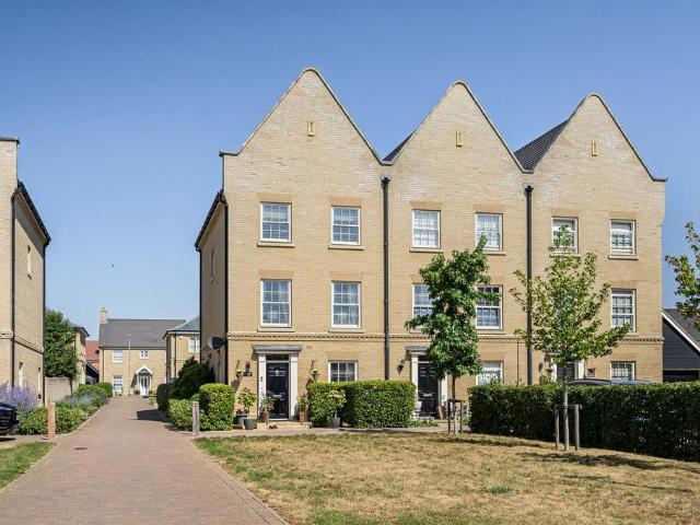 4 bedroom end of terrace house for sale