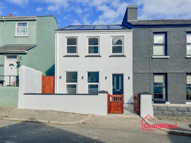 4 bedroom end of terrace house for sale