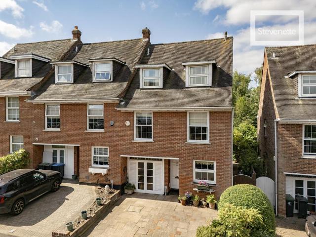4 bedroom end of terrace house for sale