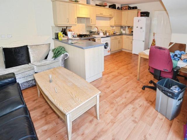 4 bedroom end of terrace house for sale