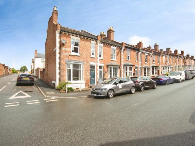 4 bedroom end of terrace house for sale