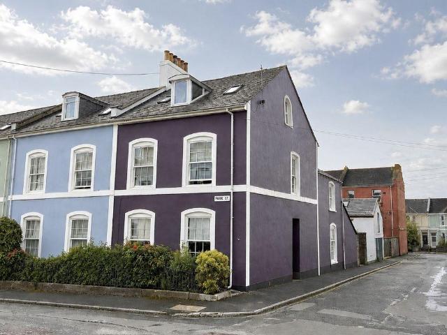 4 bedroom end of terrace house for sale