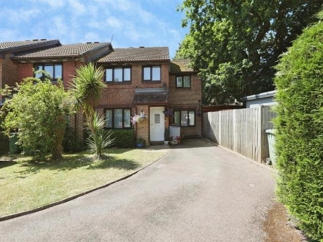 4 bedroom end of terrace house for sale