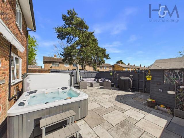 4 bedroom end of terrace house for sale