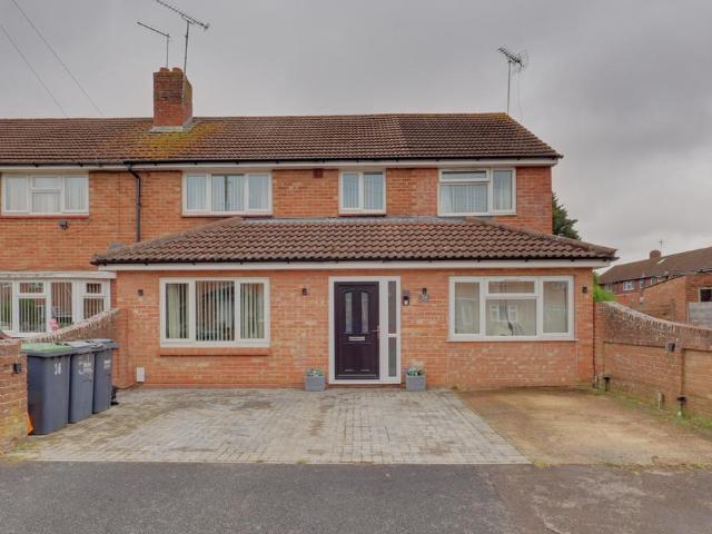 4 bedroom end of terrace house for sale