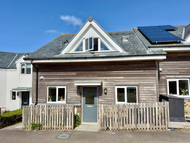 4 bedroom end of terrace house for sale