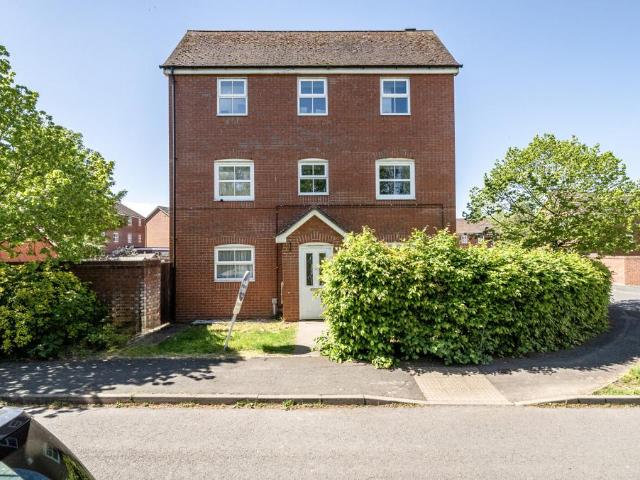 4 bedroom end of terrace house for sale