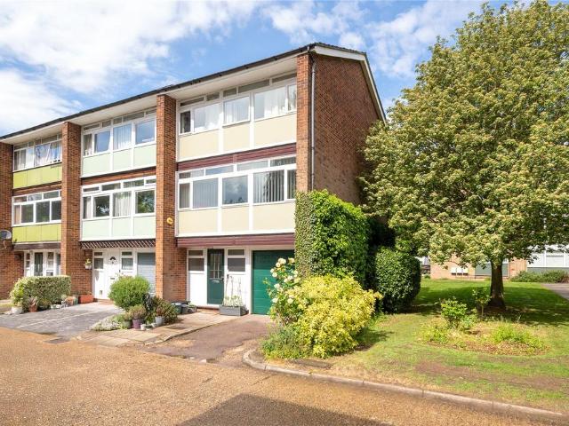 4 bedroom end of terrace house for sale