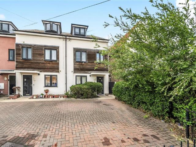 4 bedroom end of terrace house for sale