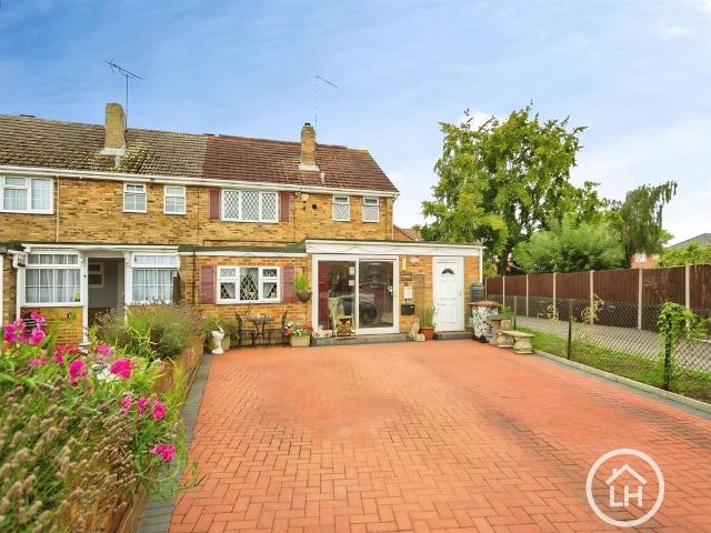 4 bedroom end of terrace house for sale