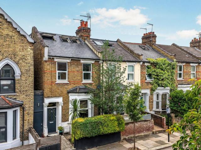 4 bedroom end of terrace house for sale
