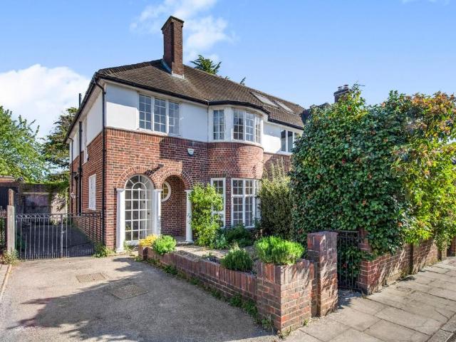 4 bedroom end of terrace house for sale