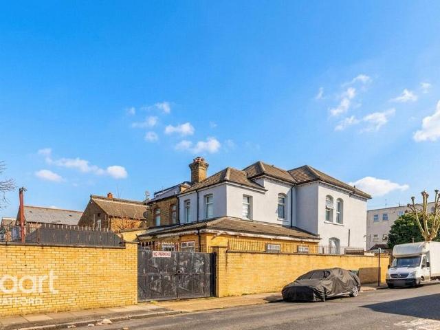 4 bedroom end of terrace house for sale