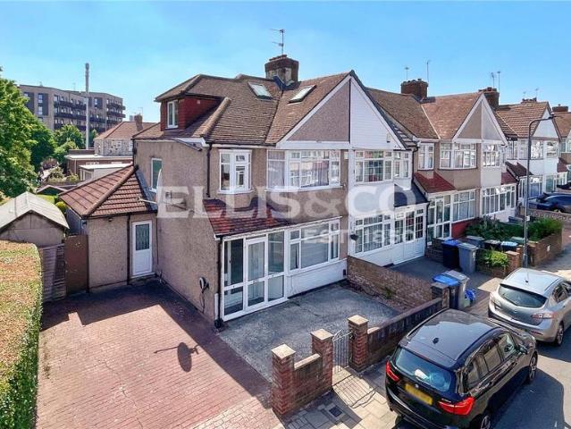 4 bedroom end of terrace house for sale